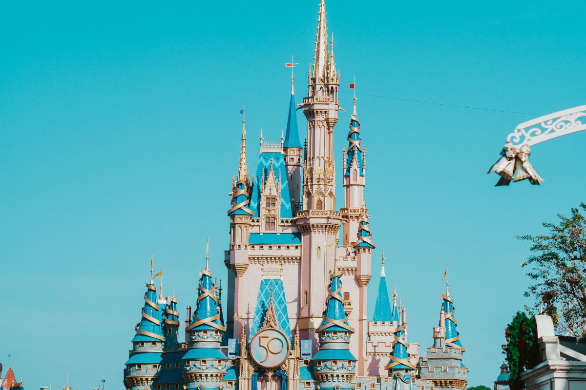 Cosmic Ray's Starlight Cafe At Disney World: Everything You Need to ...